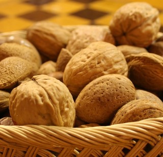 What is the definition of a "handful" serving of nuts?